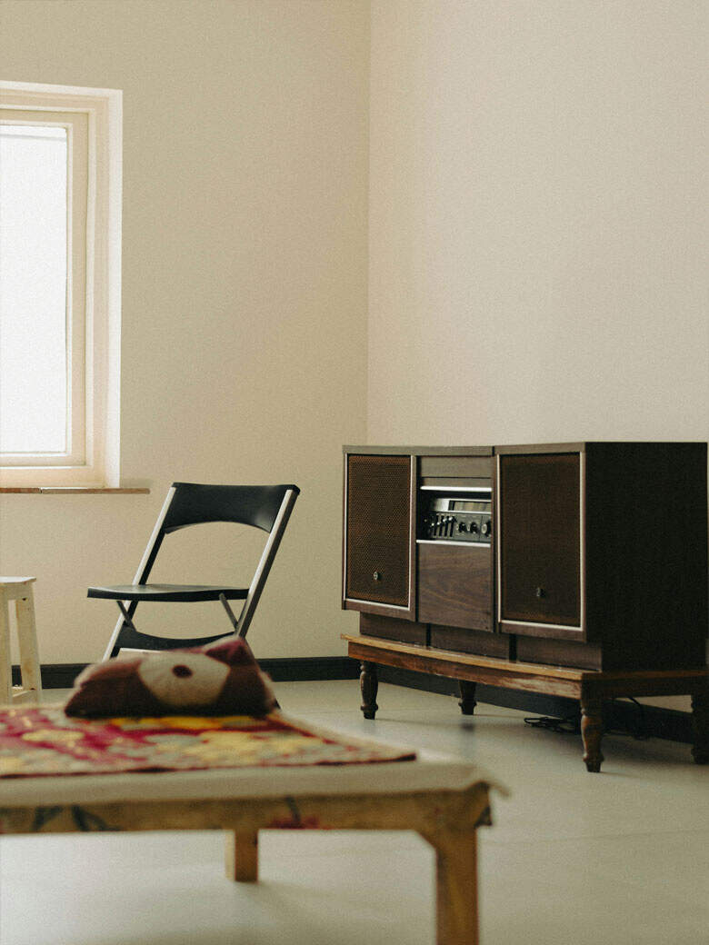 Why Vintage Finds for Living Room Interiors Never Go Out of Style ...