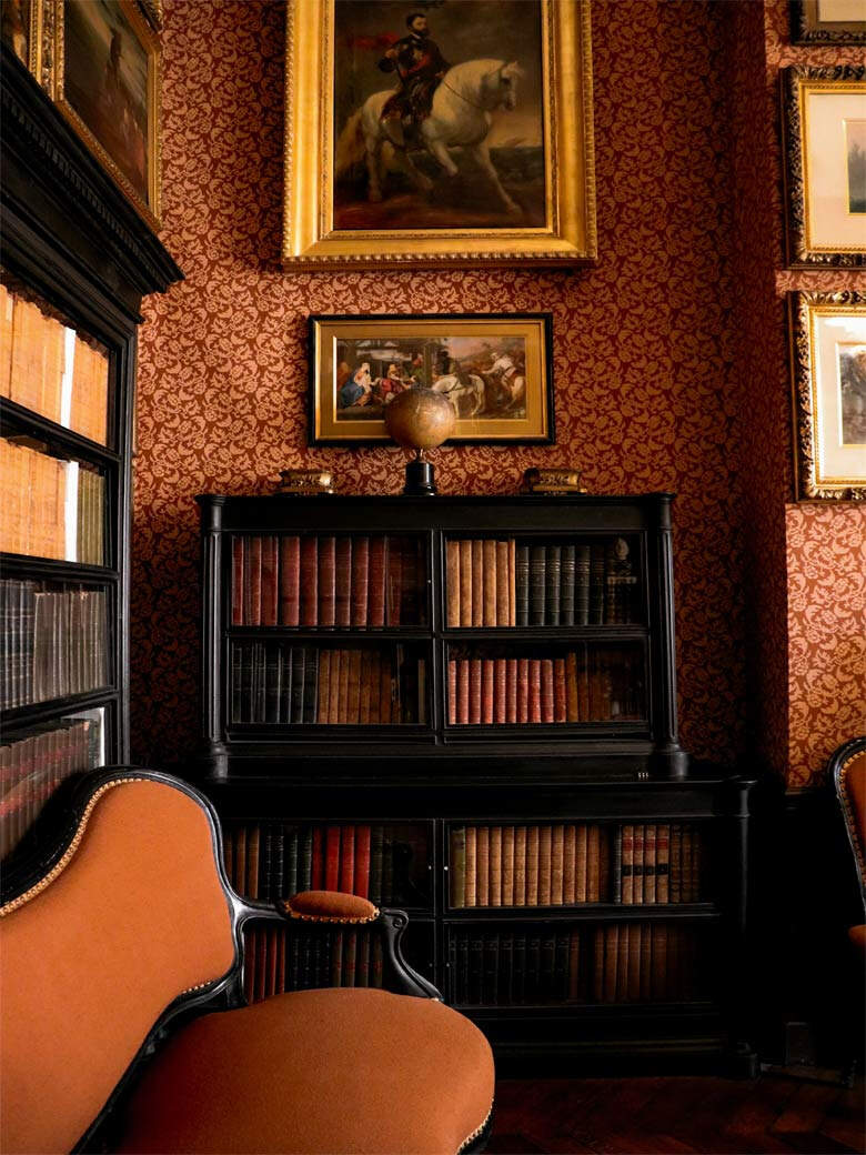 Why Vintage Finds for Living Room Interiors Never Go Out of Style ...
